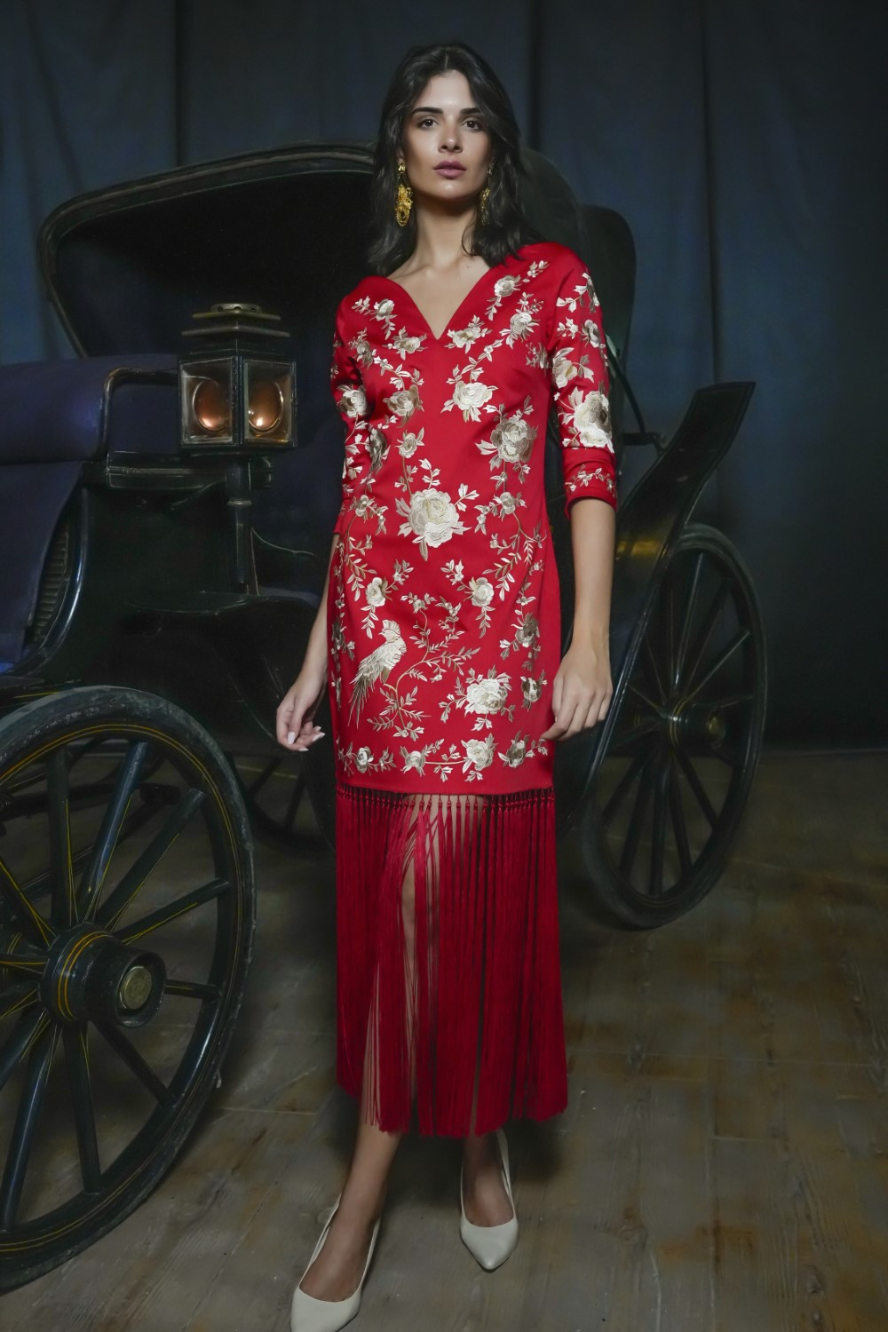 Robe rouge brodée de style Chanel avec décolleté en cœur et franges ...